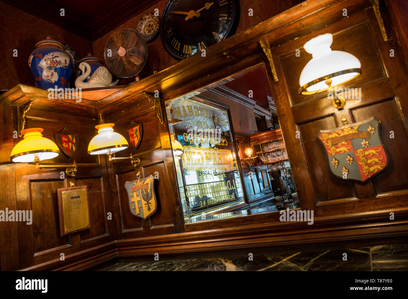 The swan pub interior hi-res stock photography and images - Alamy
