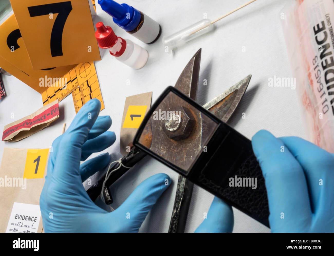 Crime scene magnifying glass hi-res stock photography and images - Alamy