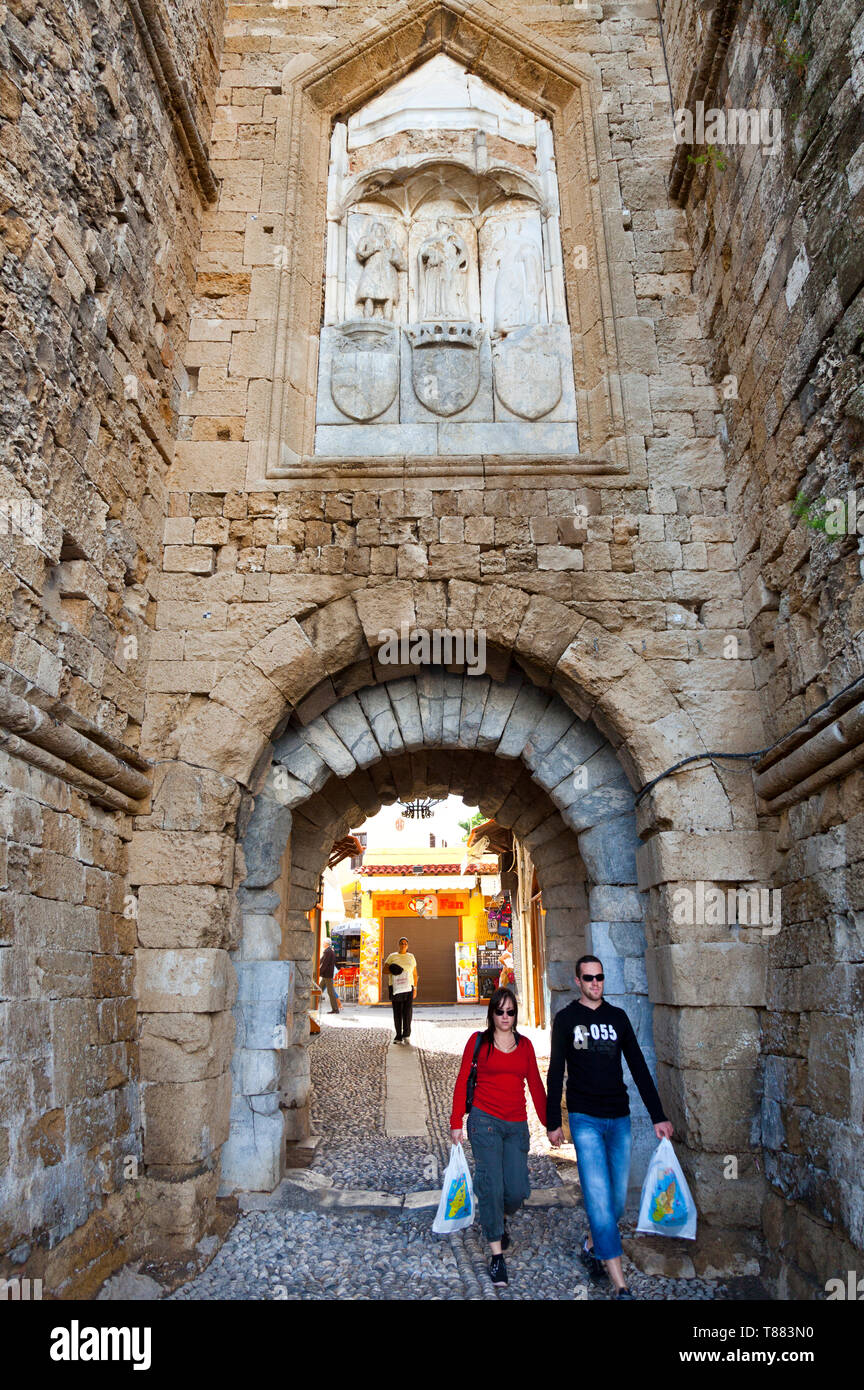 Puerta de la Marina de la ciudad medieval, Ciudad de Rodas, Isla de ...