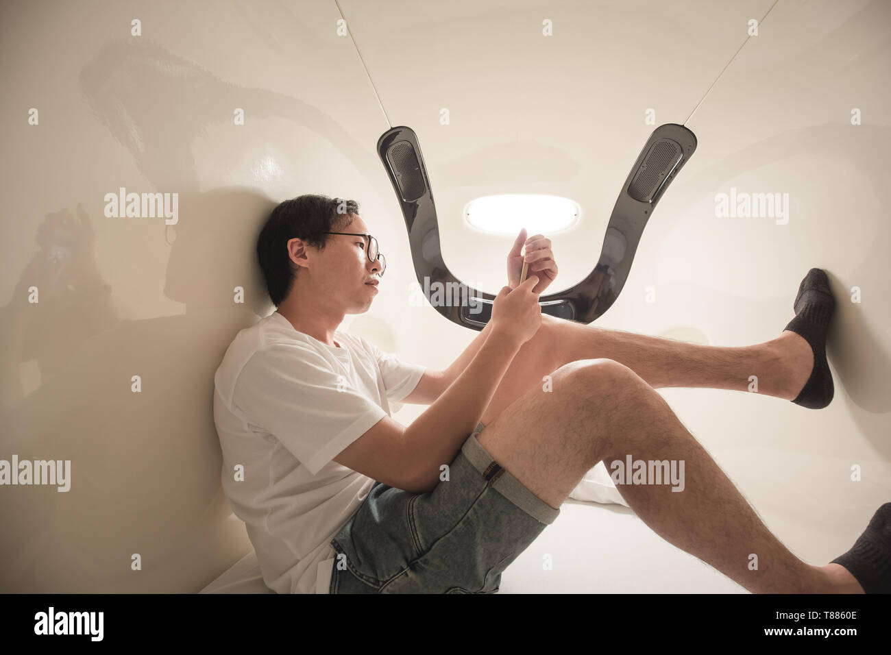 Tokyo japan interior capsule hotel hi-res stock photography and images ...