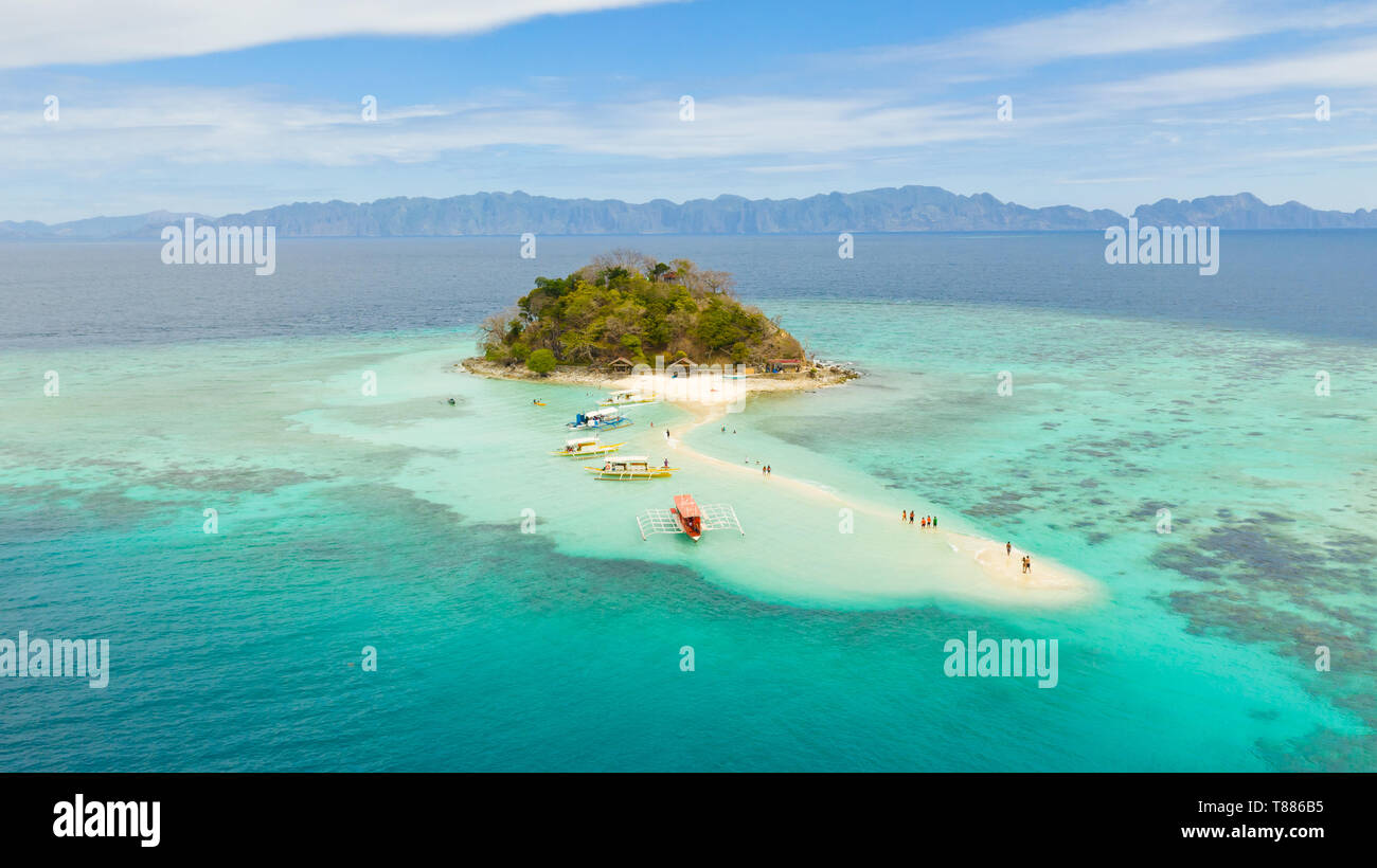 Tropical island Bulog Dos. Tourists walking along the sand bar Seascape ...