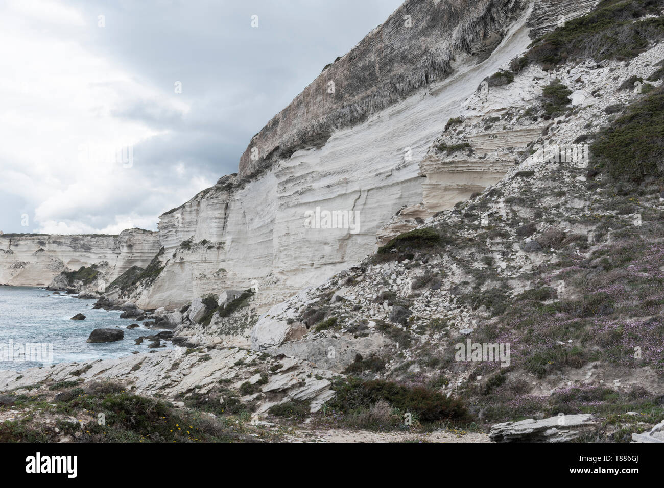 Layered limestone cliffs rock hi-res stock photography and images - Alamy