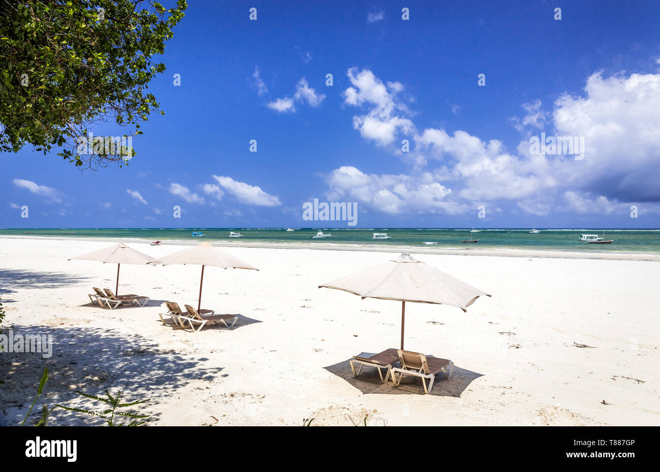 Amazing Diani beach seascape with white sand and turquoise Indian Ocean ...
