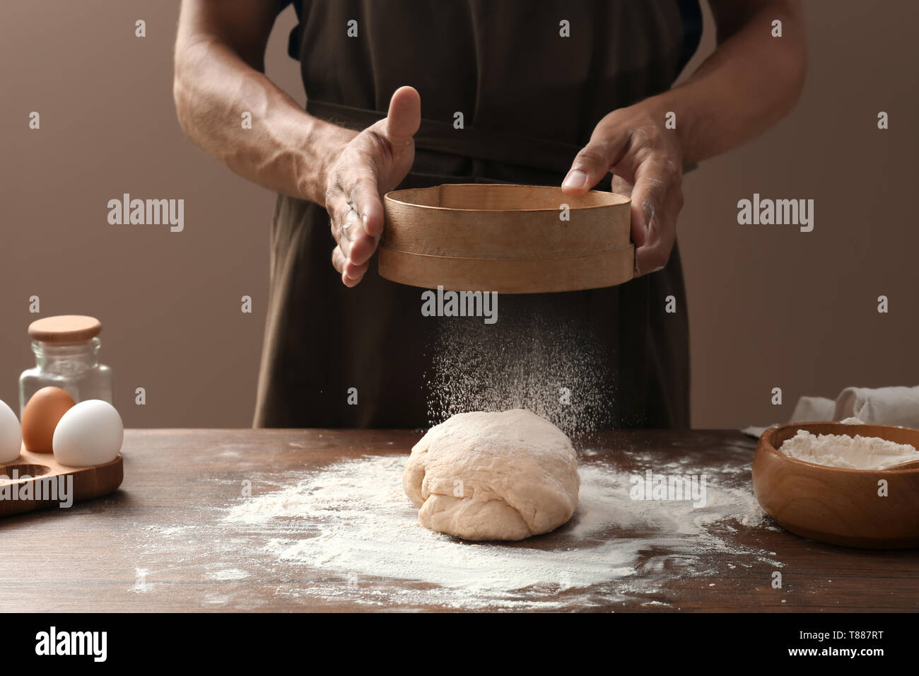 Male hands cook sifting hi-res stock photography and images - Alamy