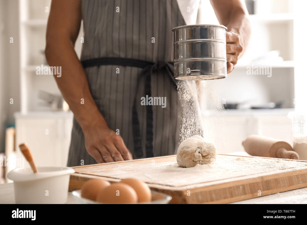 Male hands cook sifting hi-res stock photography and images - Alamy