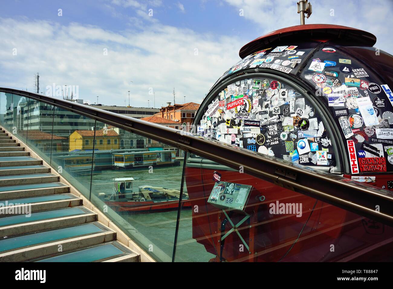 The Ovovia (cable car) on the Calatrava bridge in Venice cost two ...