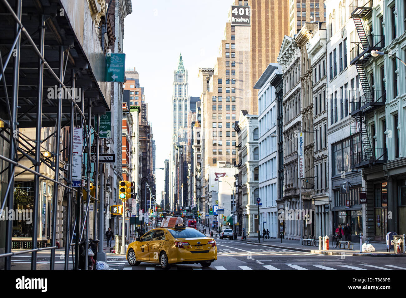 Daily life and street traffic on the streets of Manhattan, New York ...