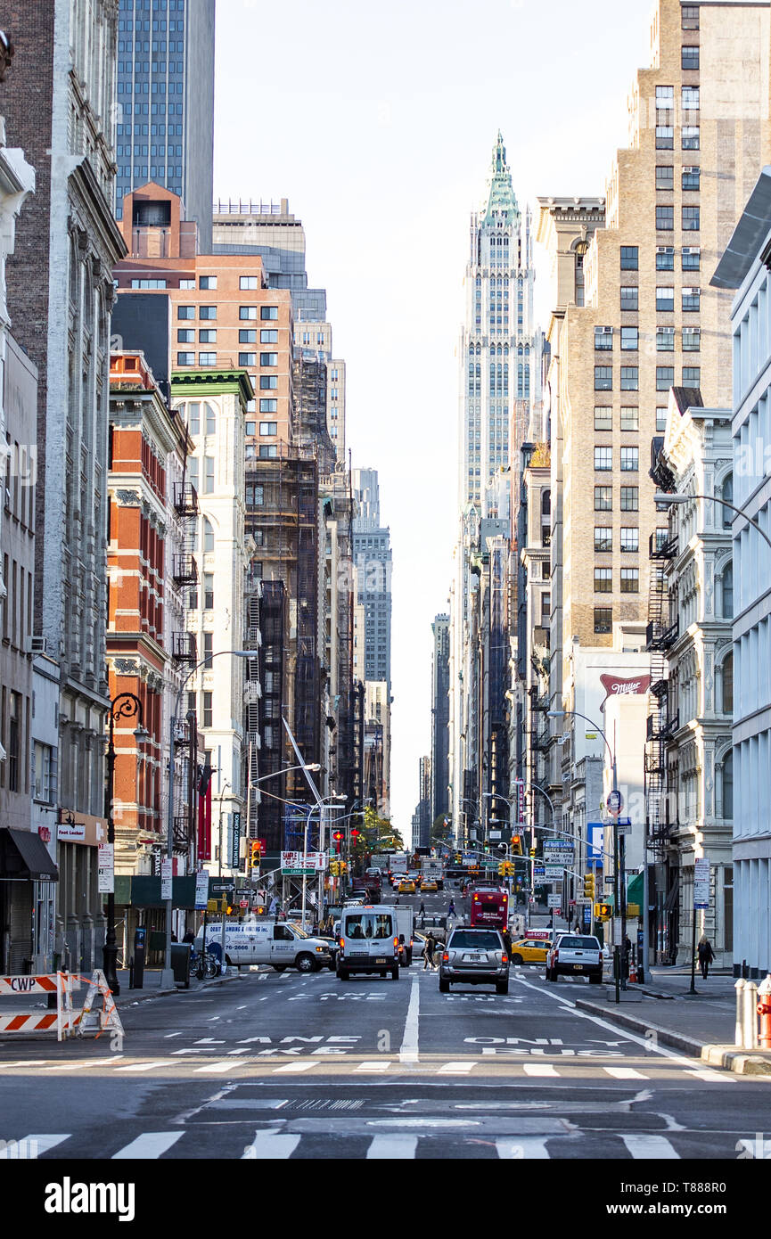 Daily life and street traffic on the streets of Manhattan, New York ...