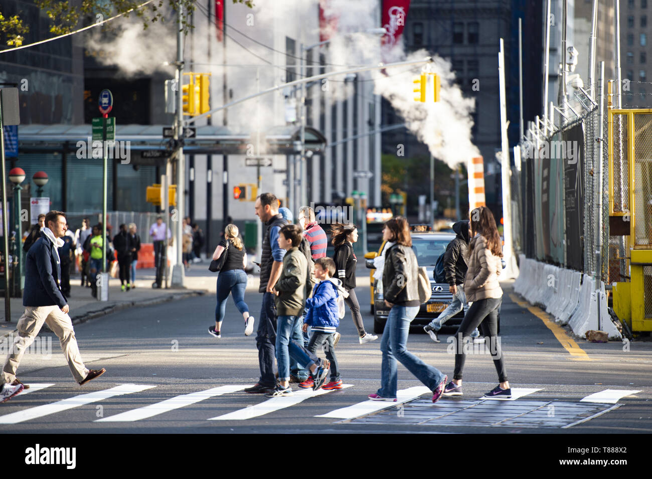 New york street crowd hi-res stock photography and images - Alamy