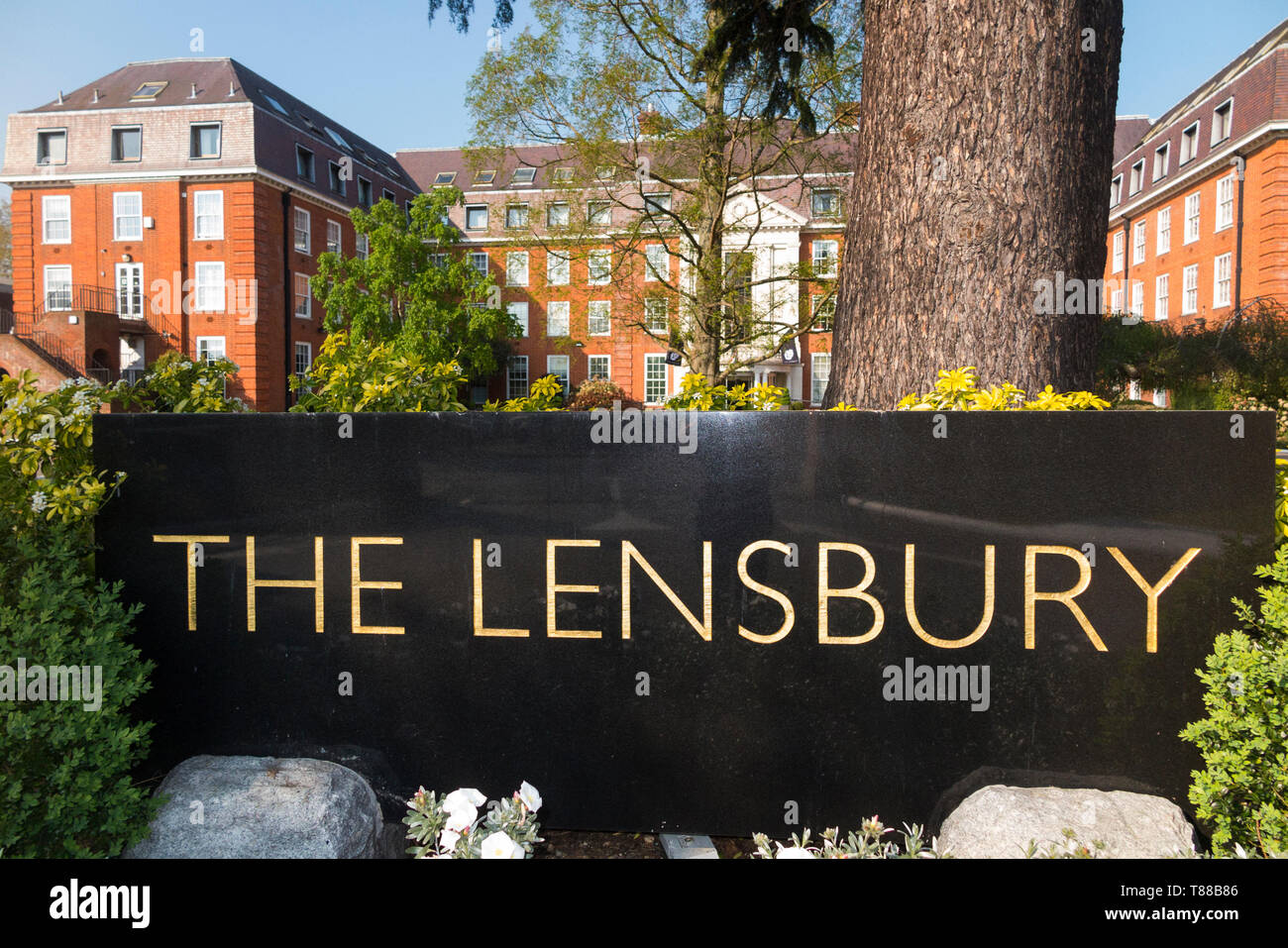 London shell sun blue hi-res stock photography and images - Alamy