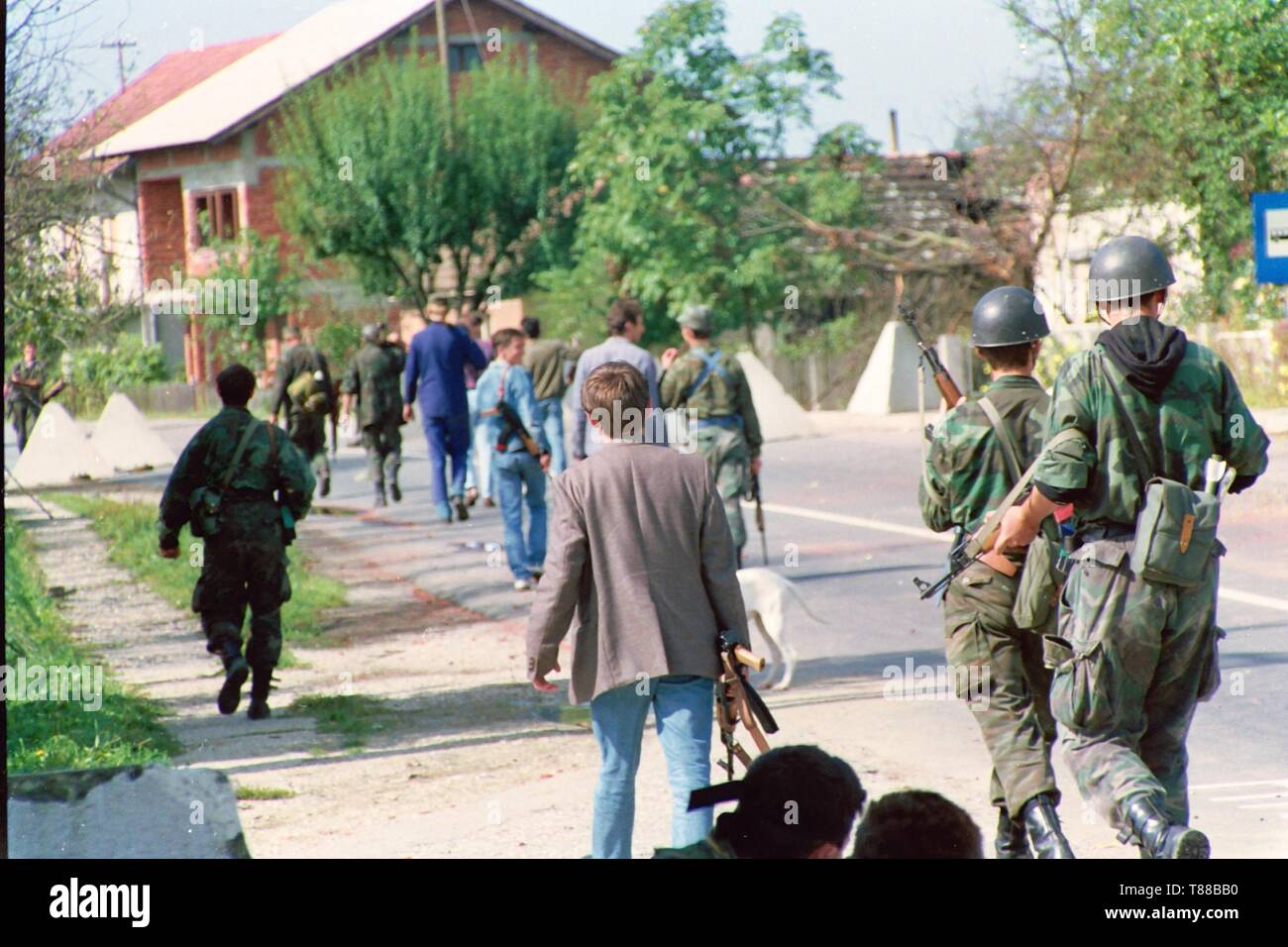 Croatian defense forces and civilian volunteers returning from the ...