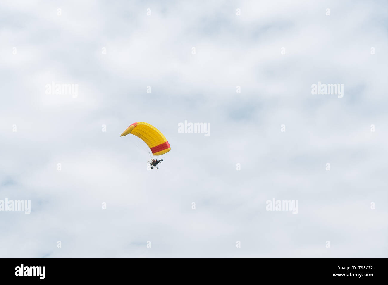 Powered parachute against clouded sky Stock Photo - Alamy