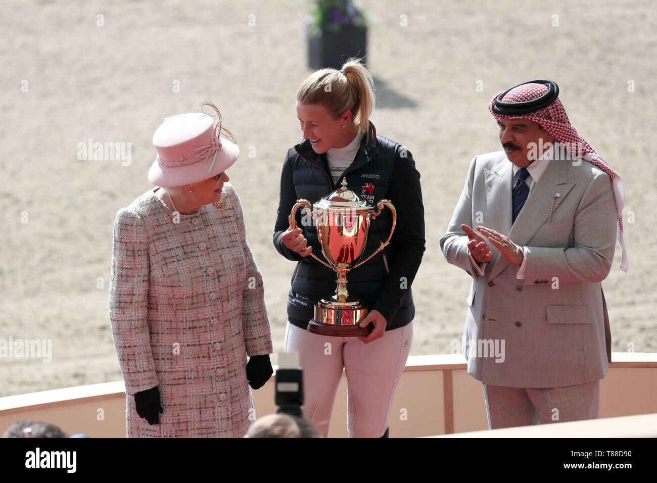 Queen Elizabeth II and the King of Bahrain (right) present the Kingdom ...