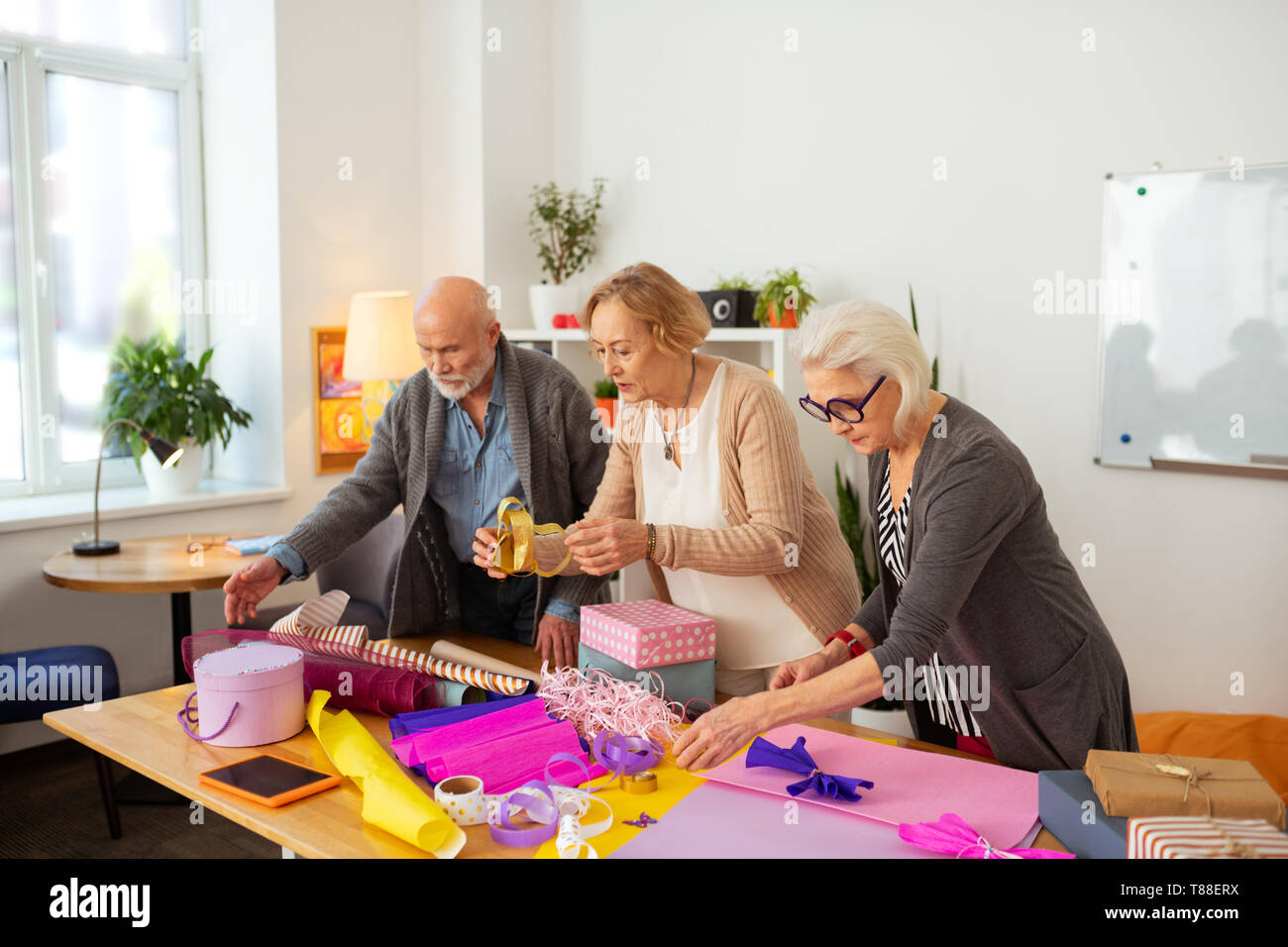 People wrapping hi-res stock photography and images - Alamy