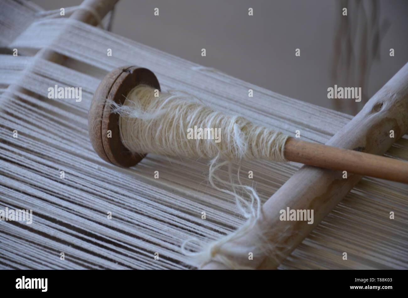Spindle and wool, detail of a traditional spinning wheel Stock Photo ...