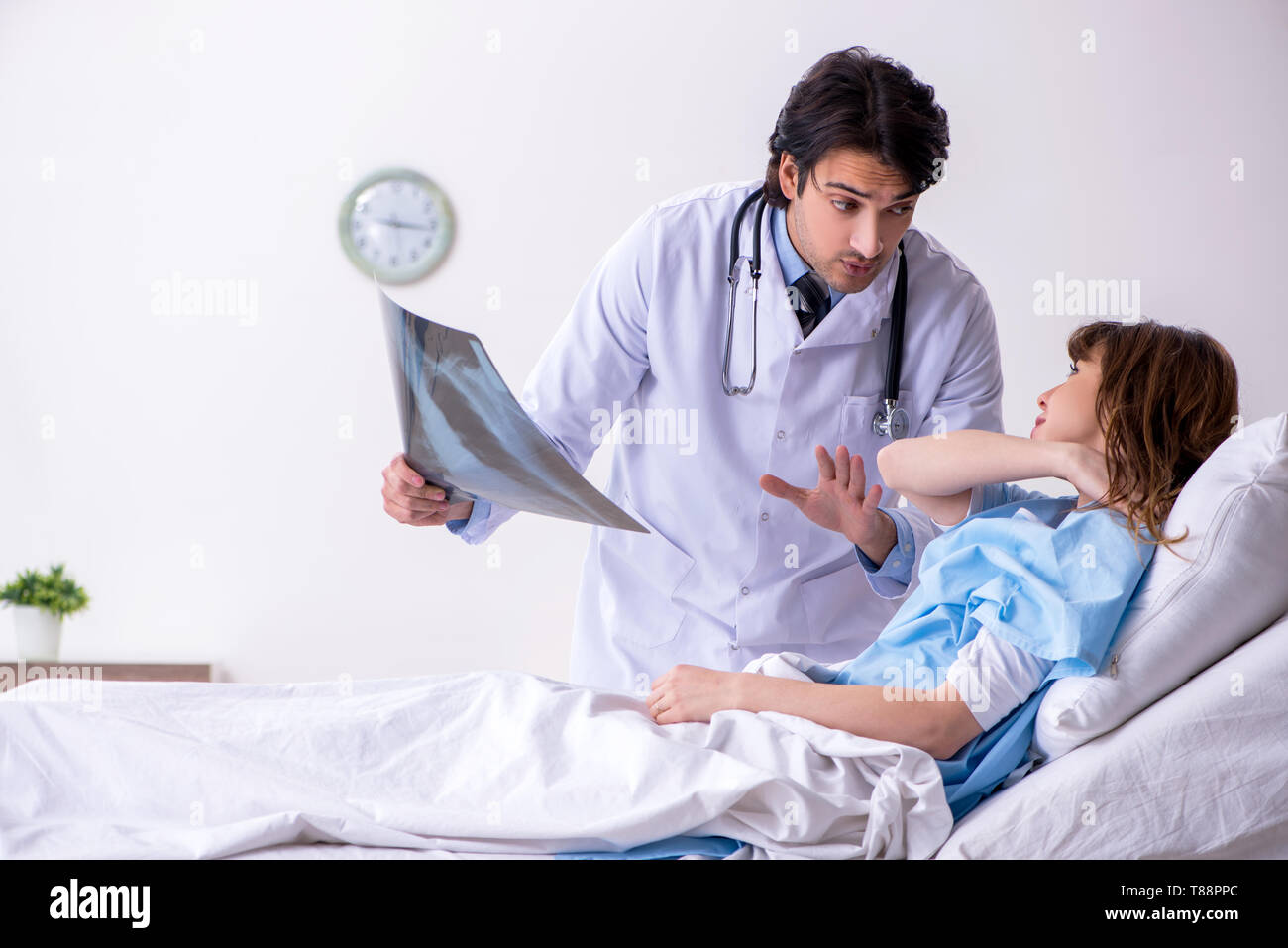 Doctor examining xray in ward hi-res stock photography and images - Alamy