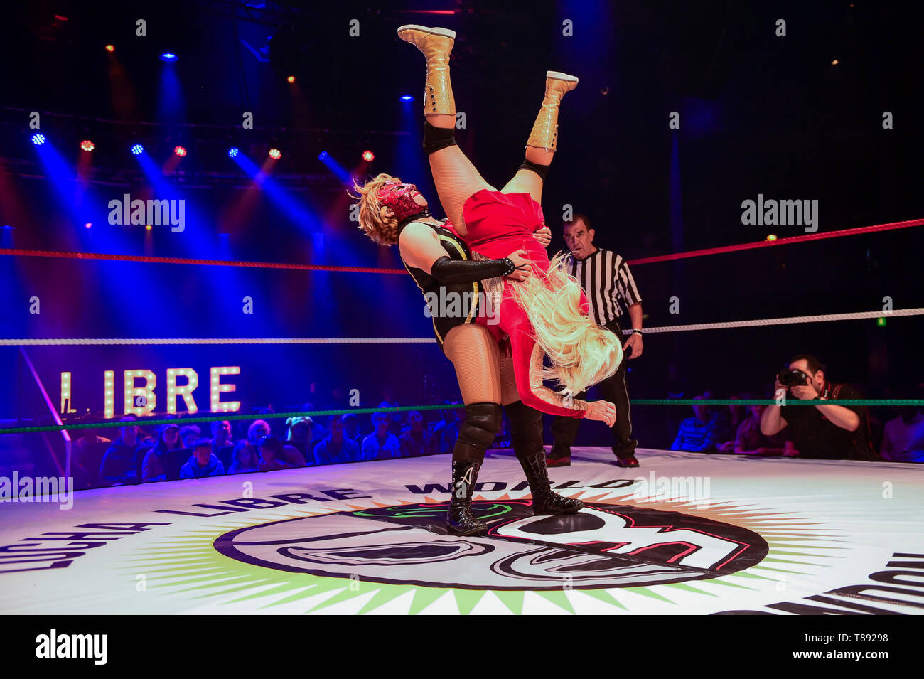 Professional womens wrestling hi-res stock photography and images - Alamy