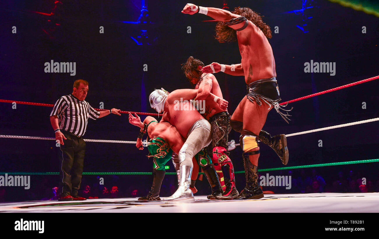 Professional wrestling tag team hi-res stock photography and images - Alamy