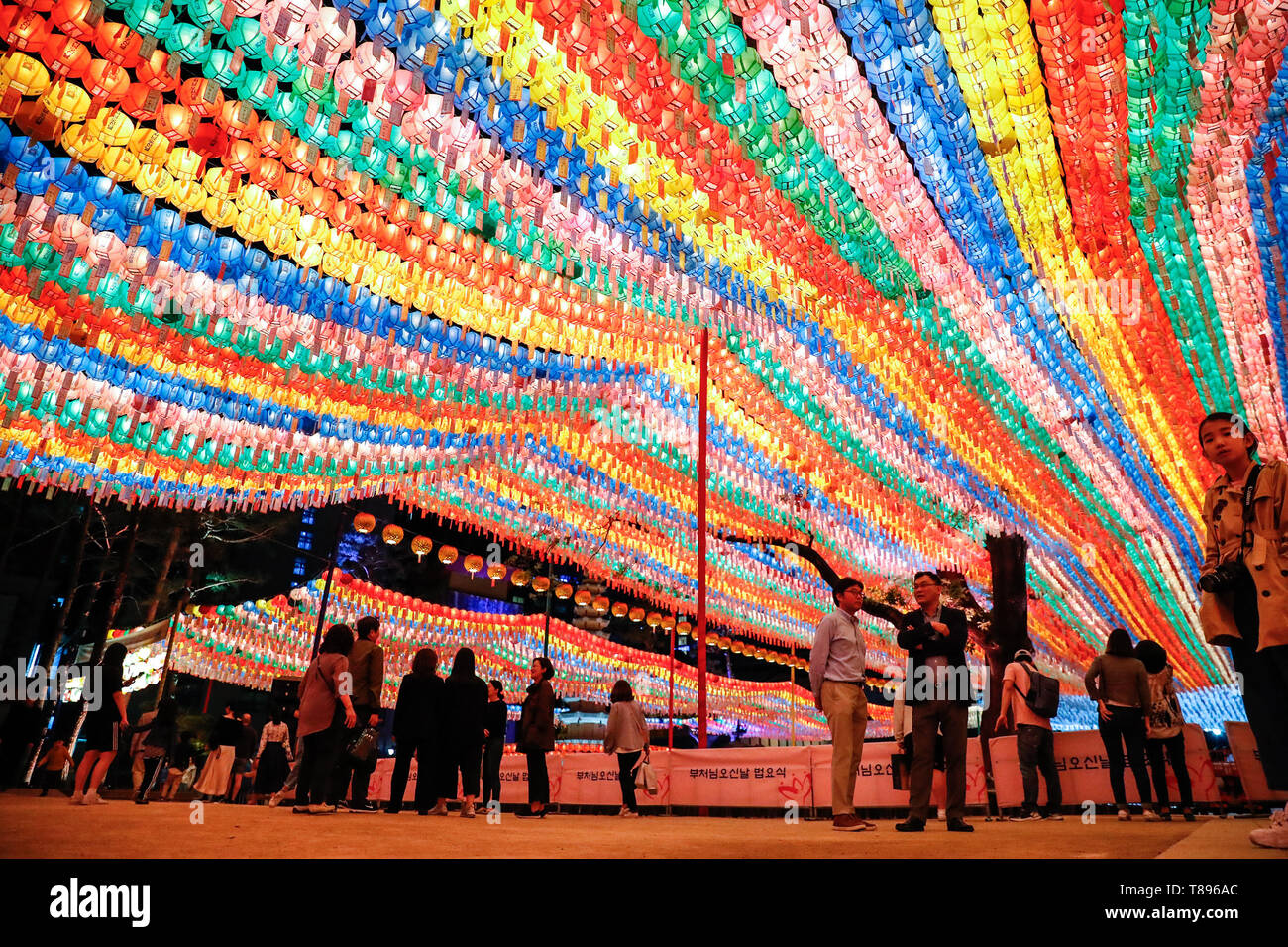 Beijing, South Korea. 11th May, 2019. People visit the colorful lantern ...