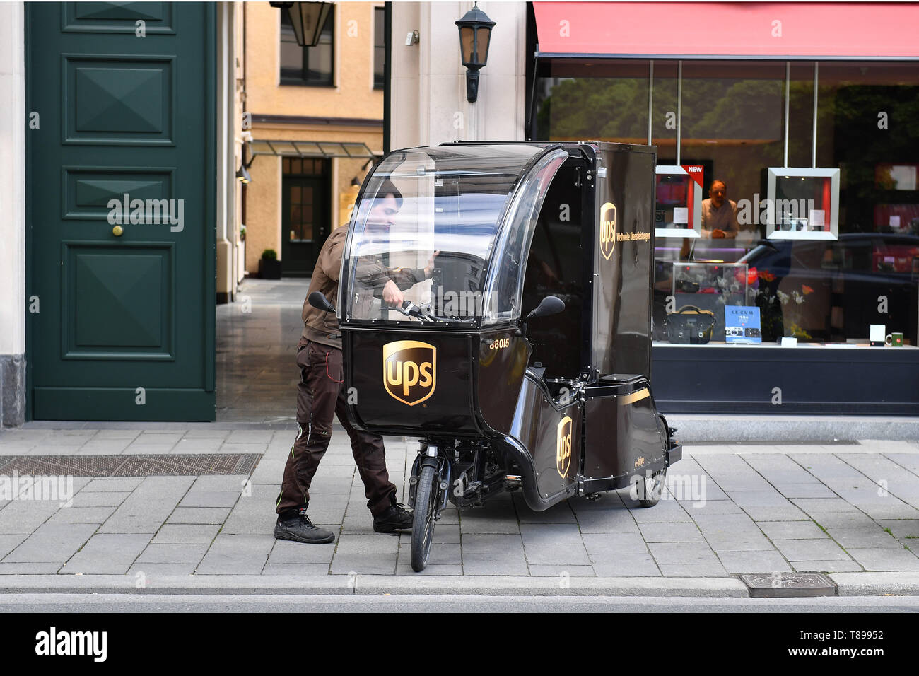 Munich, Deutschland. 09th May, 2019. UPS Paketbote en route with a ...