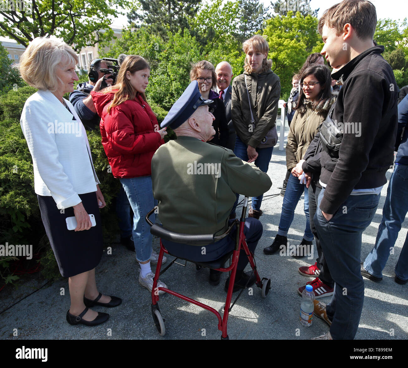 Berlin, Germany. 12th May, 2019. Airlift veteran Gail Halvorsen starts ...