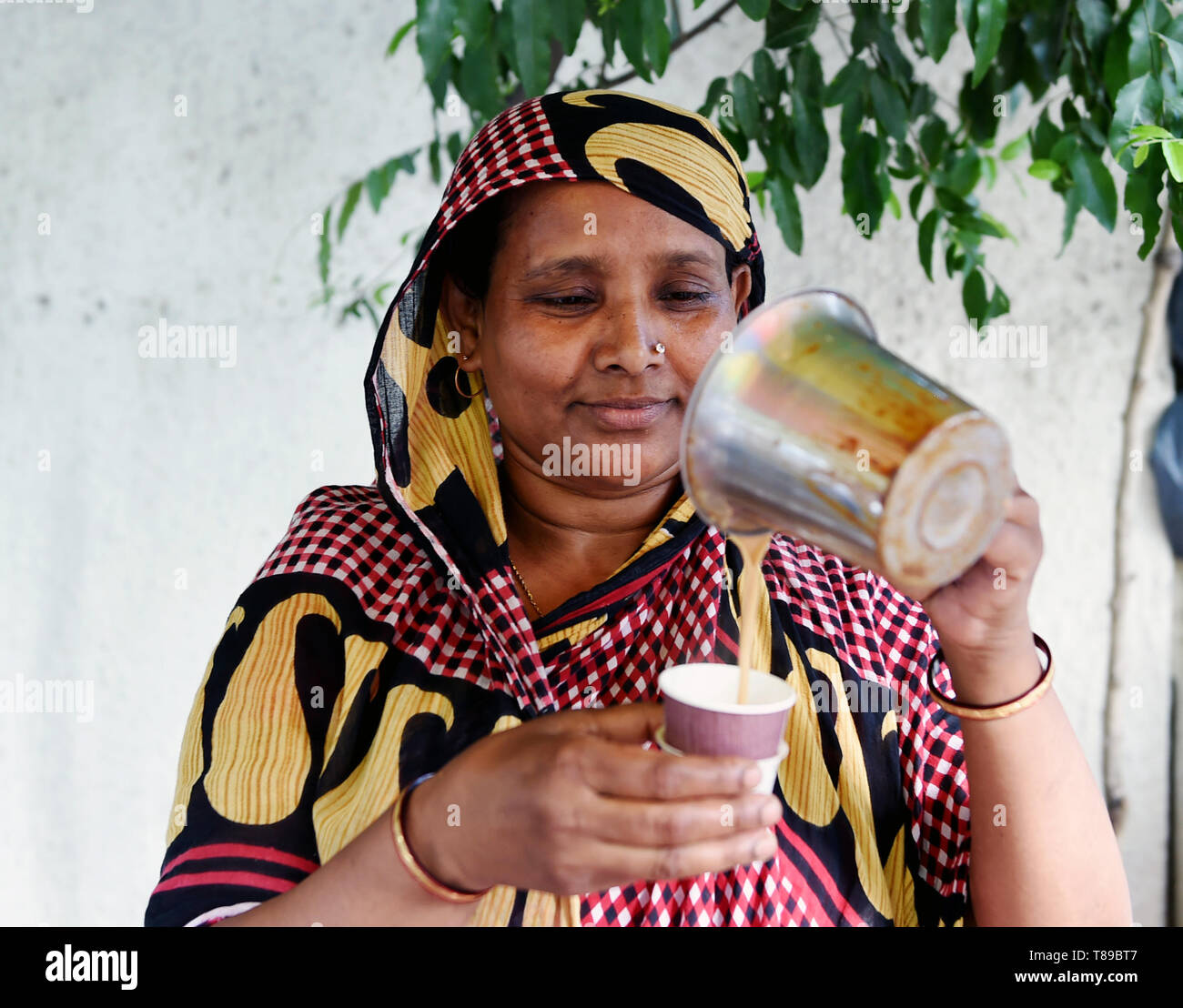 (190512) -- BEIJING, May 12, 2019 (Xinhua) -- Vendor Lina serves Masala ...
