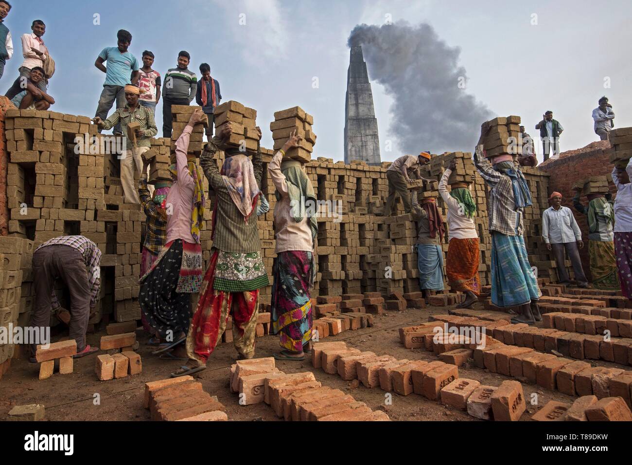 Woman brick india hi-res stock photography and images - Alamy