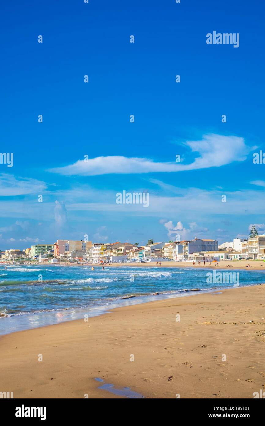 Italy, Sicily, Scoglitti, little fishing village and searesort on the ...