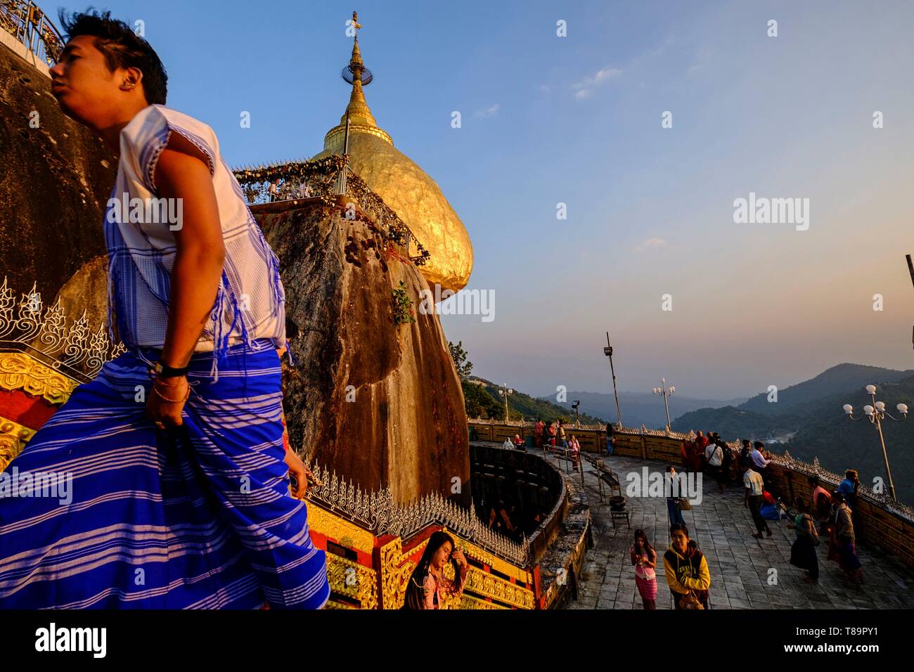 Myanmar, Môn State, Kyaik-Hti-Yo, the Golden Rock, third holy burmese ...