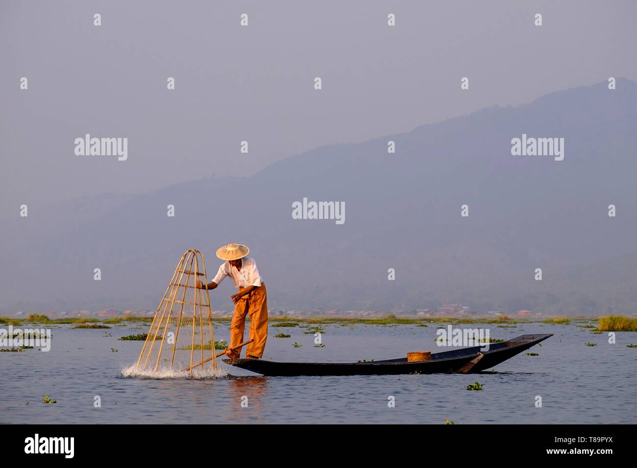 Myanmar, Shan state, Inle Lake, Intha etnic group fisherman Stock Photo ...