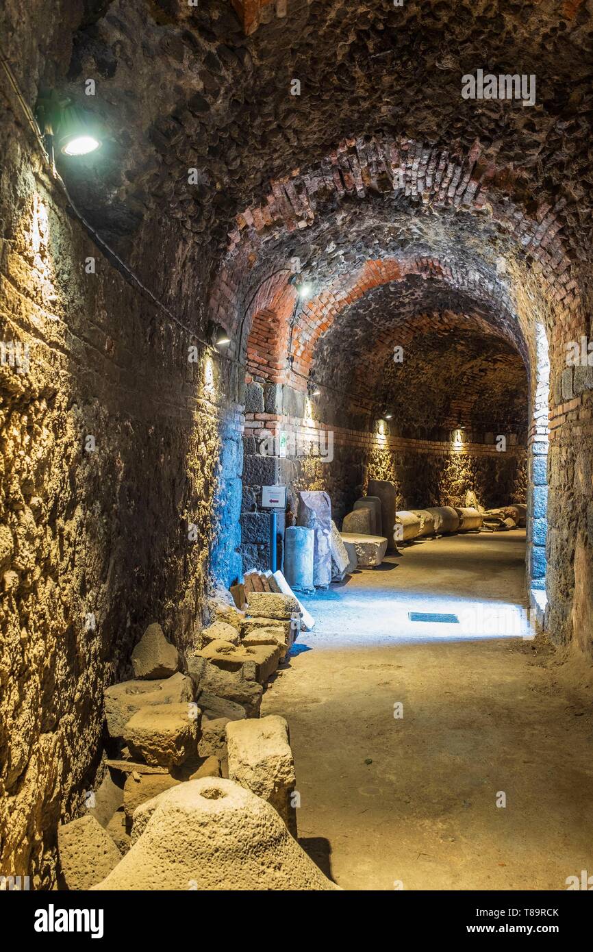 Covered roman walkway hi-res stock photography and images - Alamy