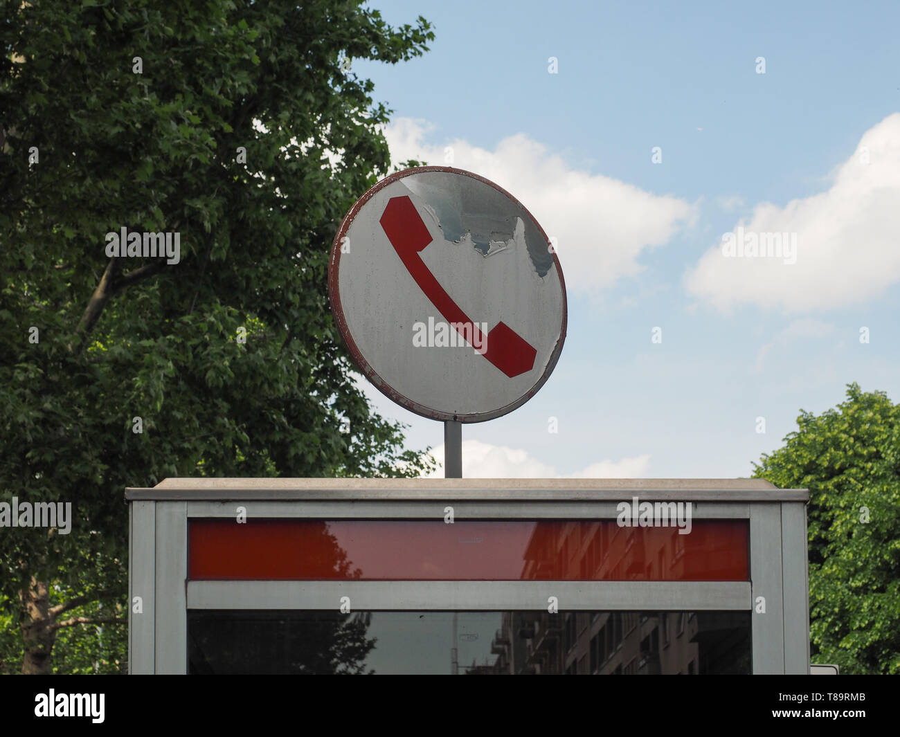 Red phone box italy hi-res stock photography and images - Alamy