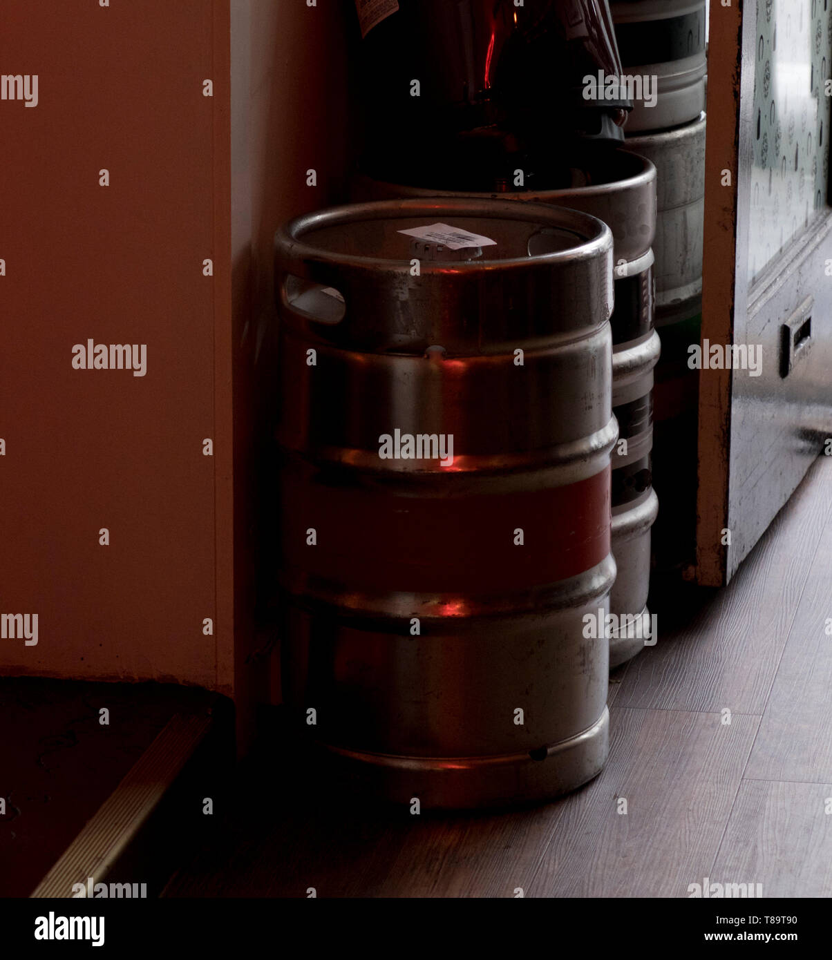 Pub with black door hi-res stock photography and images - Alamy