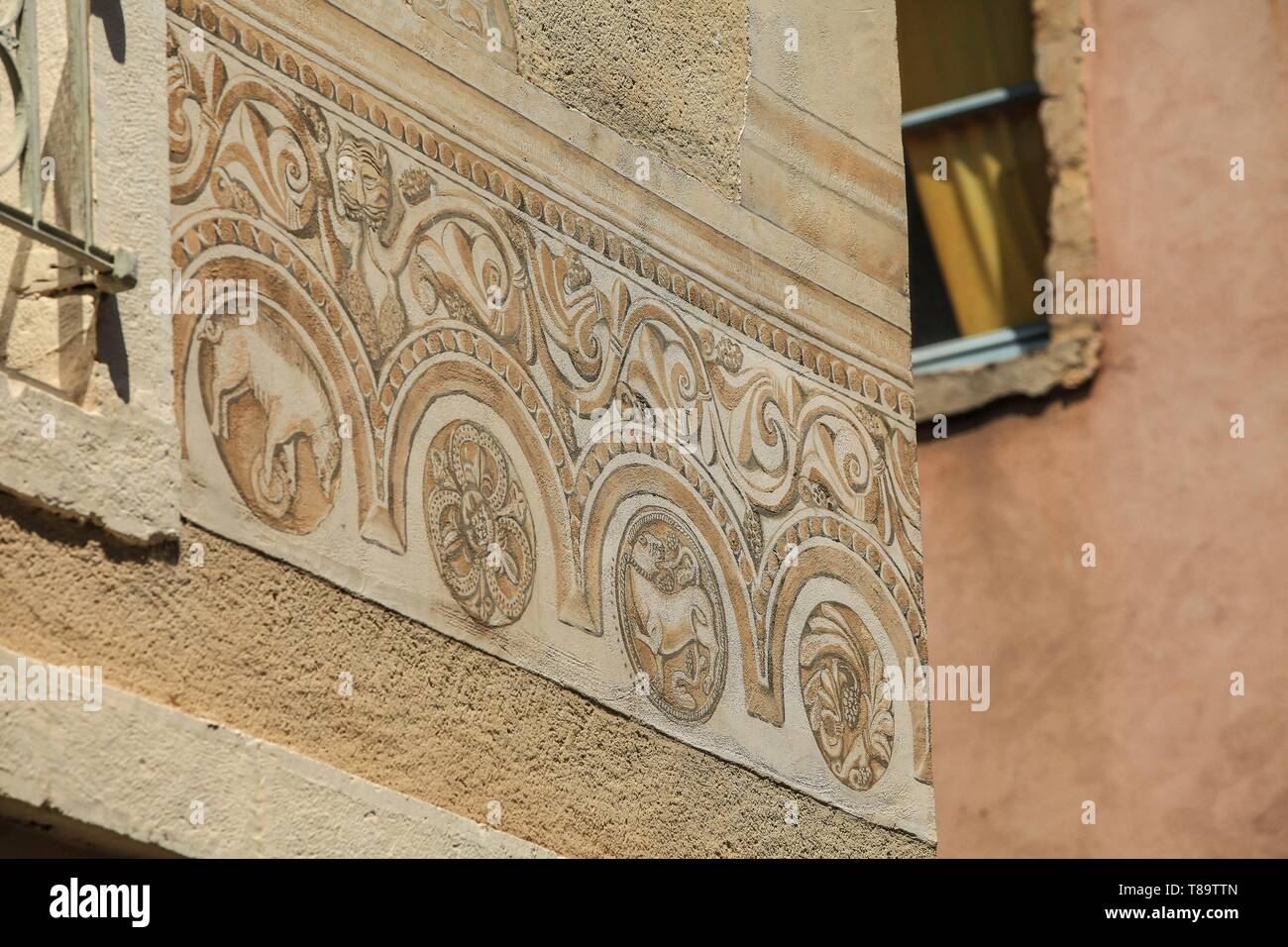 Romanesque house cluny hi-res stock photography and images - Alamy