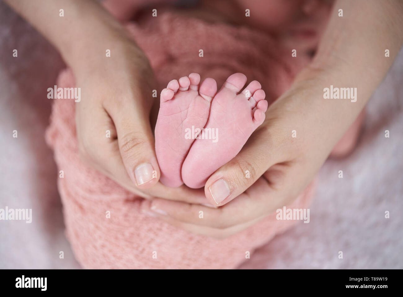 Skin to skin mother and baby hi-res stock photography and images - Alamy