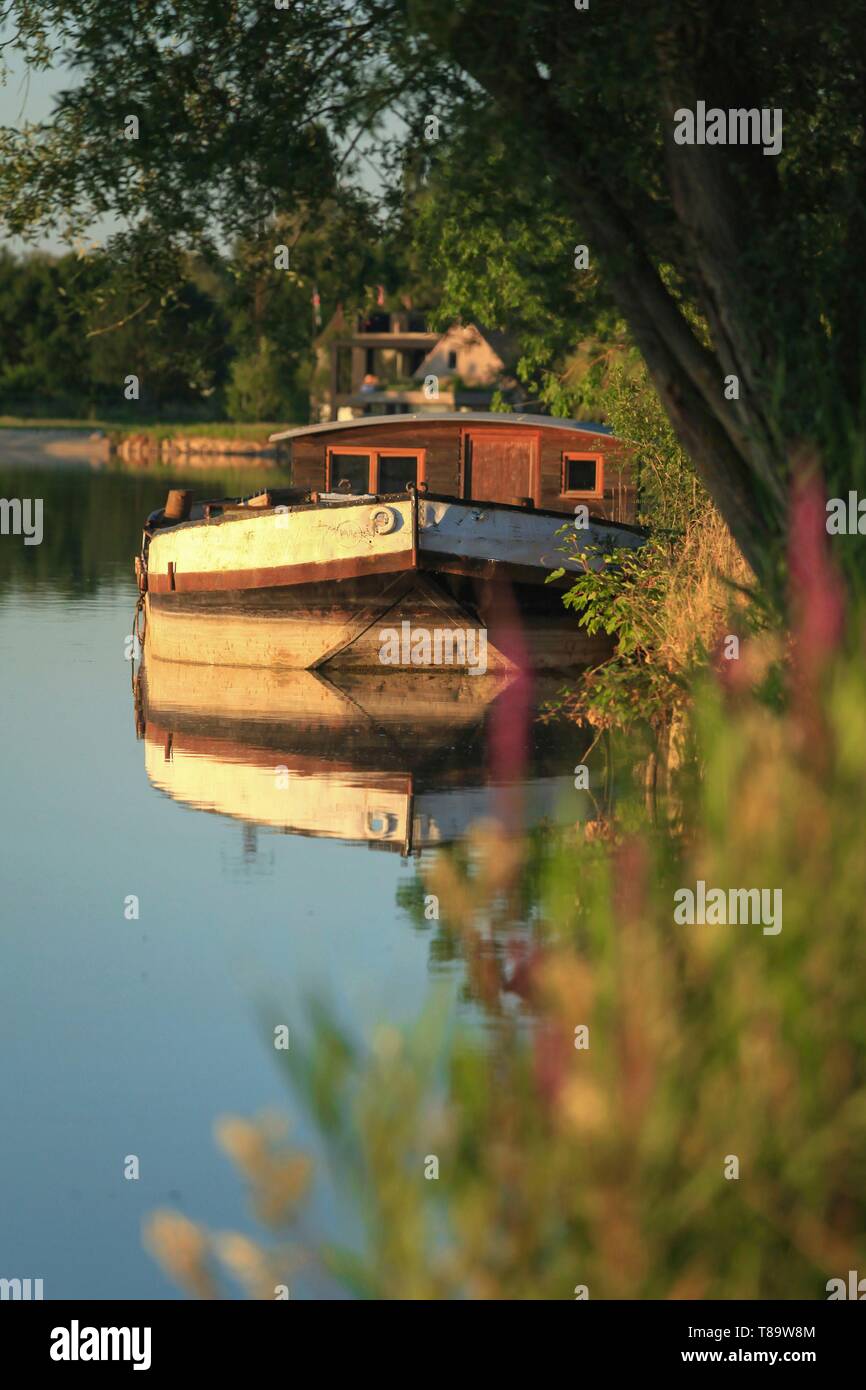 France, Cher, Barge moored near the Guetin canal bridge near Apremont ...