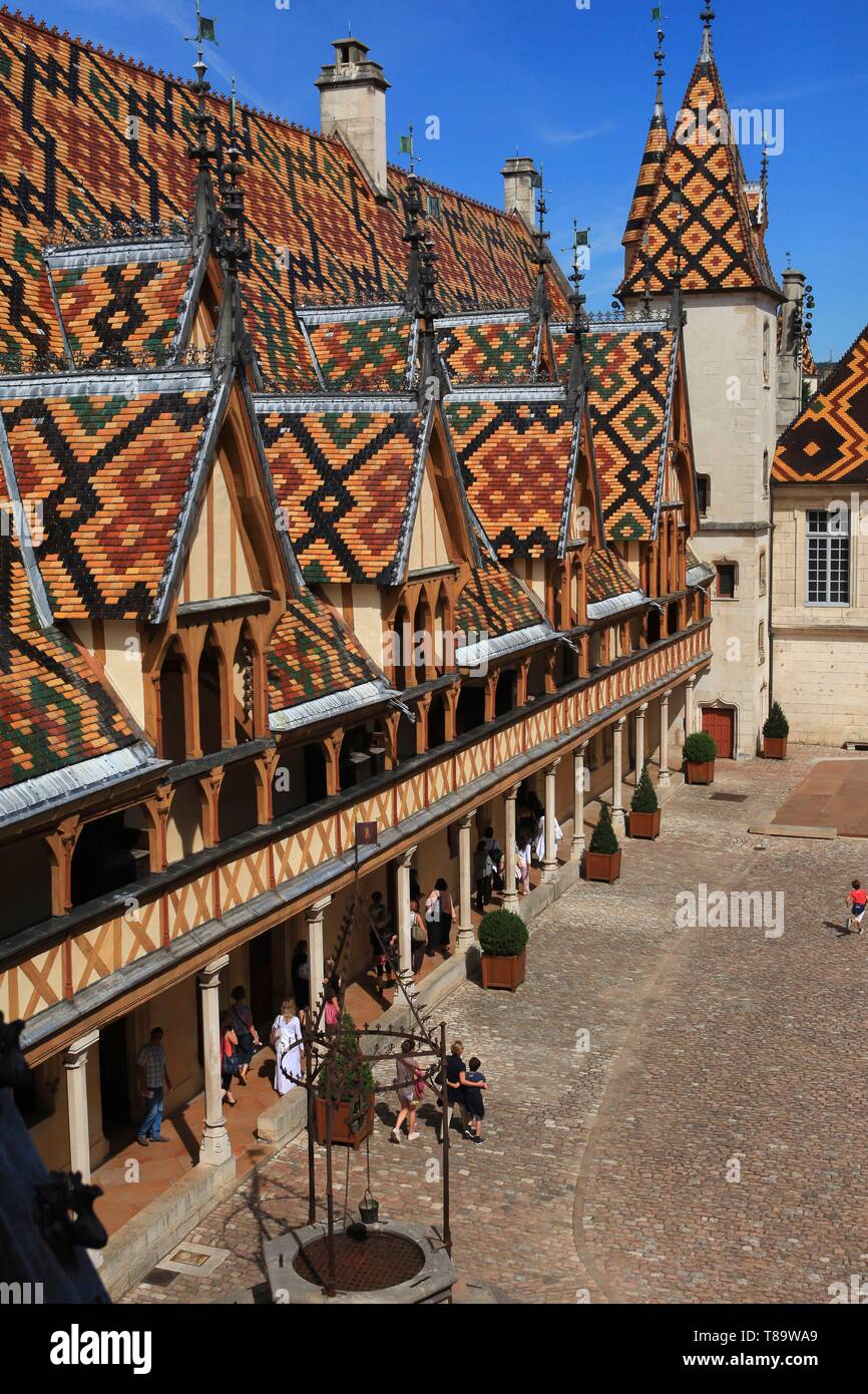 Beaune glazed tile roof hi-res stock photography and images - Alamy