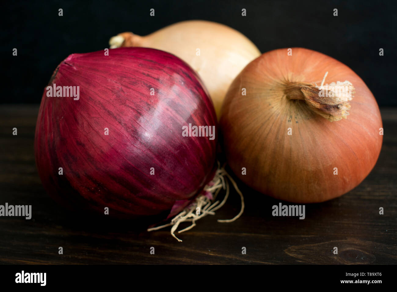 Red and Yellow Onions Stock Photo - Alamy