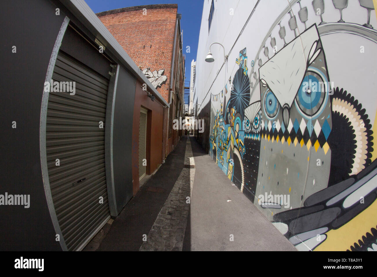 Man and woman in alley way hi-res stock photography and images - Alamy