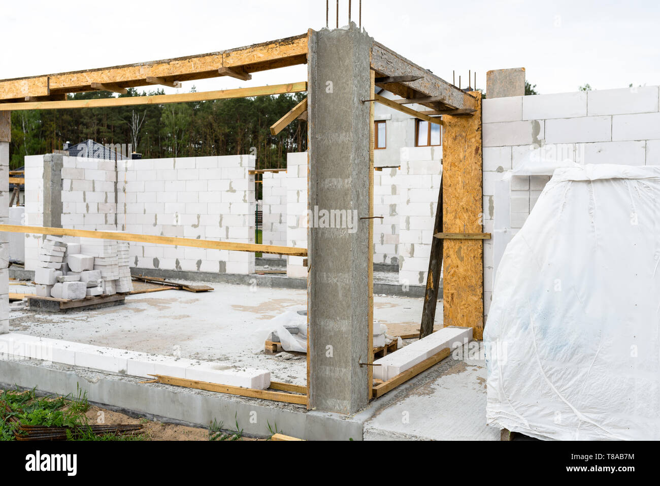 The walls of a house built of white brick with reinforced concrete ...