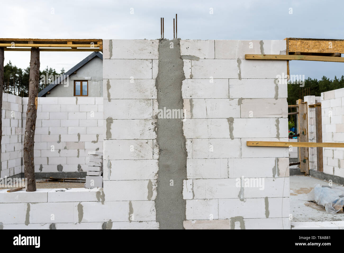 The walls of a house built of white brick with reinforced concrete ...
