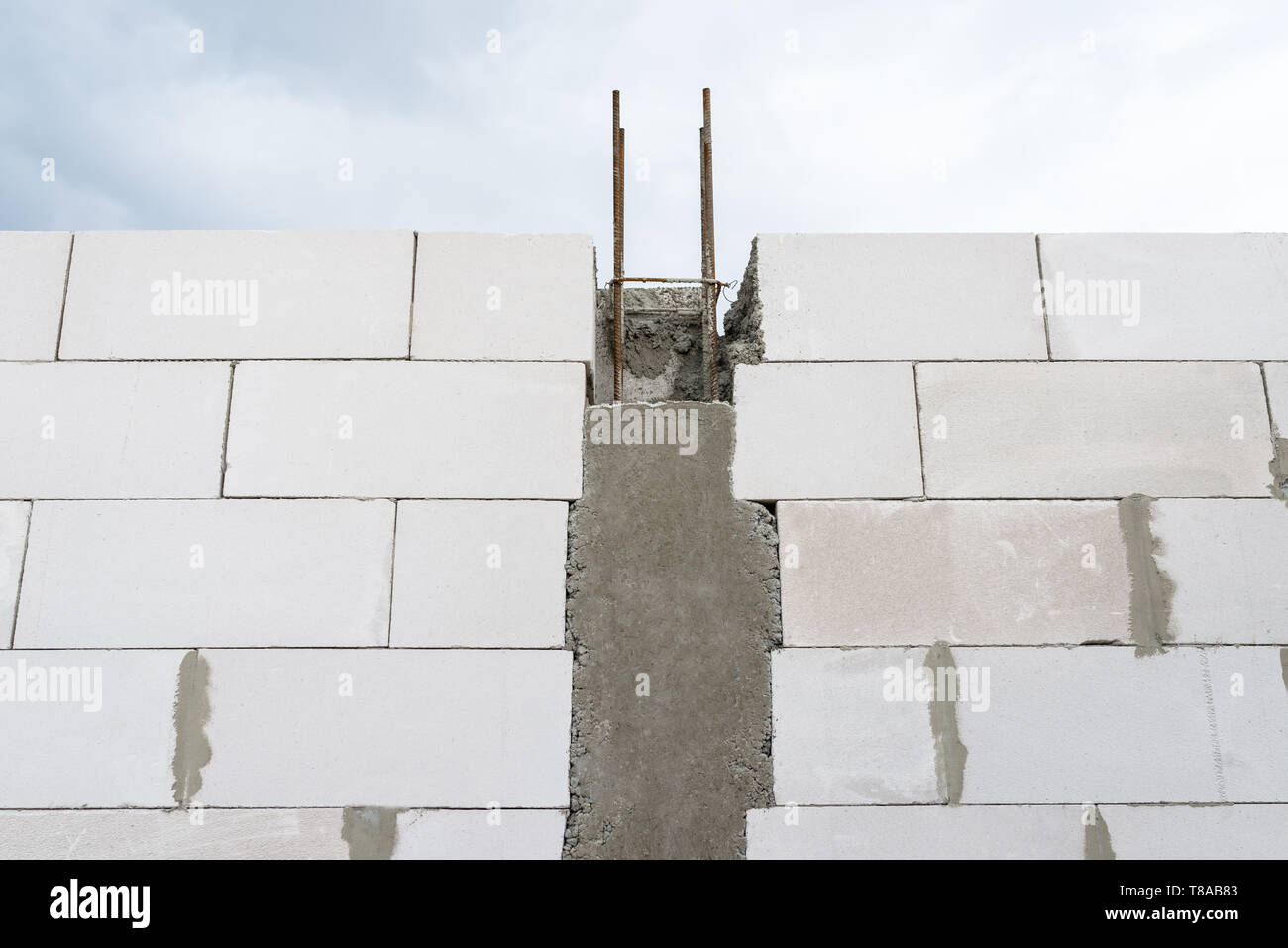 The walls of a house built of white brick with reinforced concrete ...