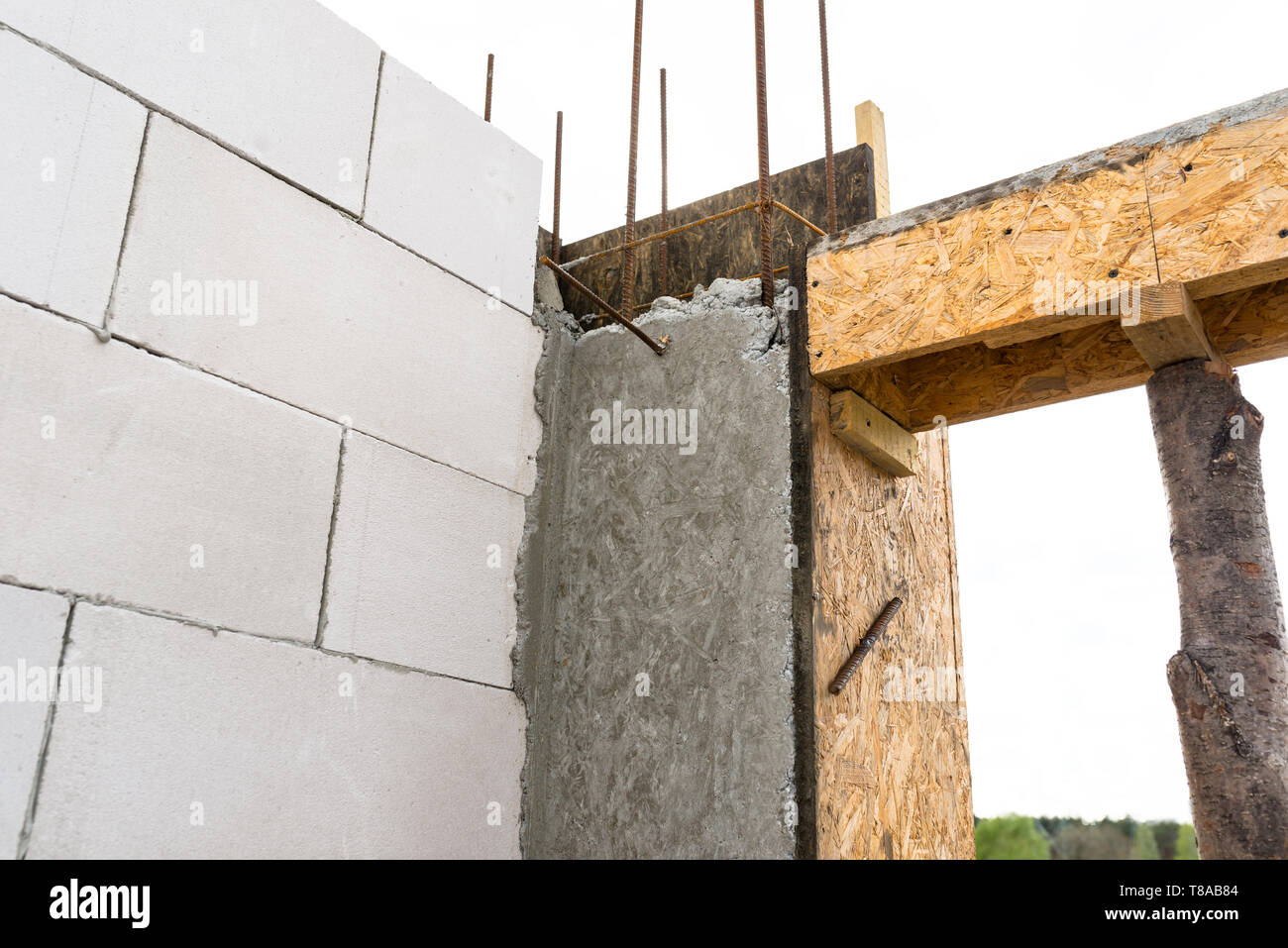 The walls of a house built of white brick with reinforced concrete ...