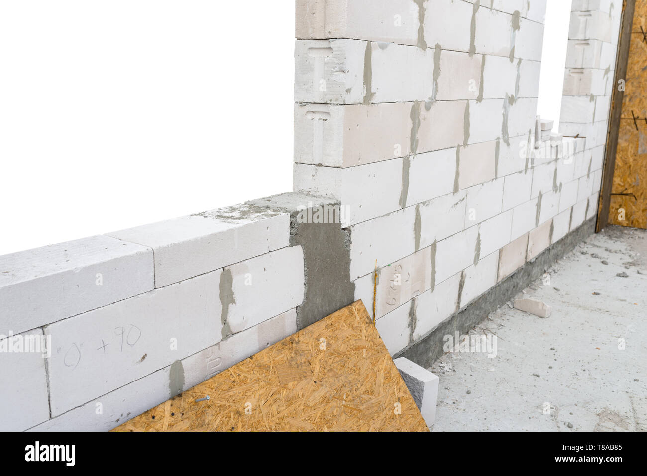 The walls of a house built of white brick with reinforced concrete ...