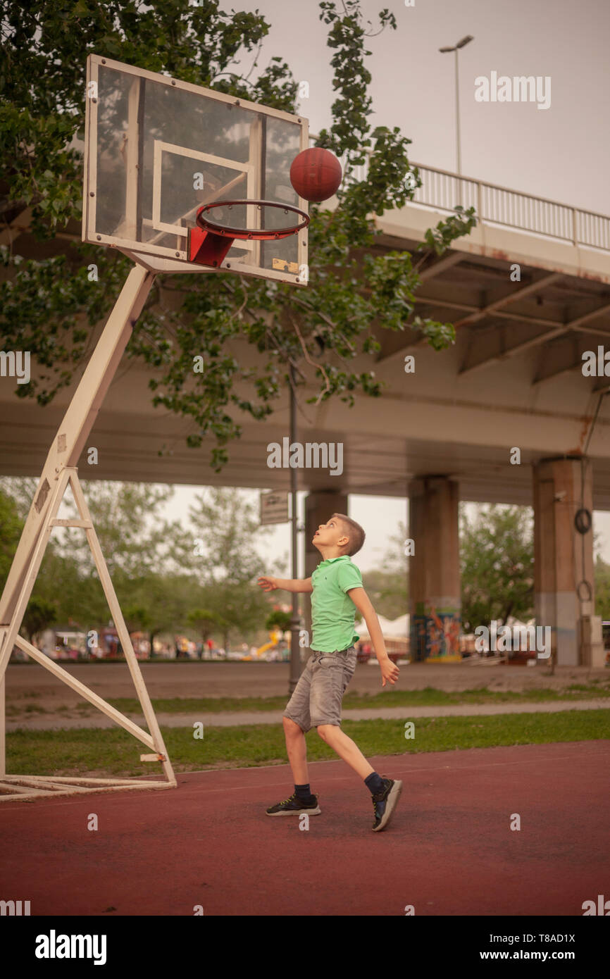 Basketball shooting side view hi-res stock photography and images - Alamy
