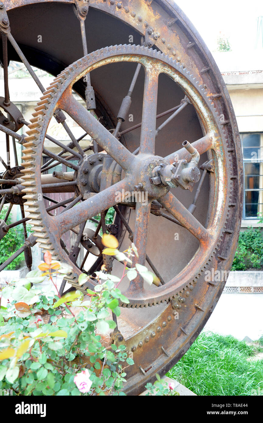 Abandoned machinery and equipment Stock Photo - Alamy