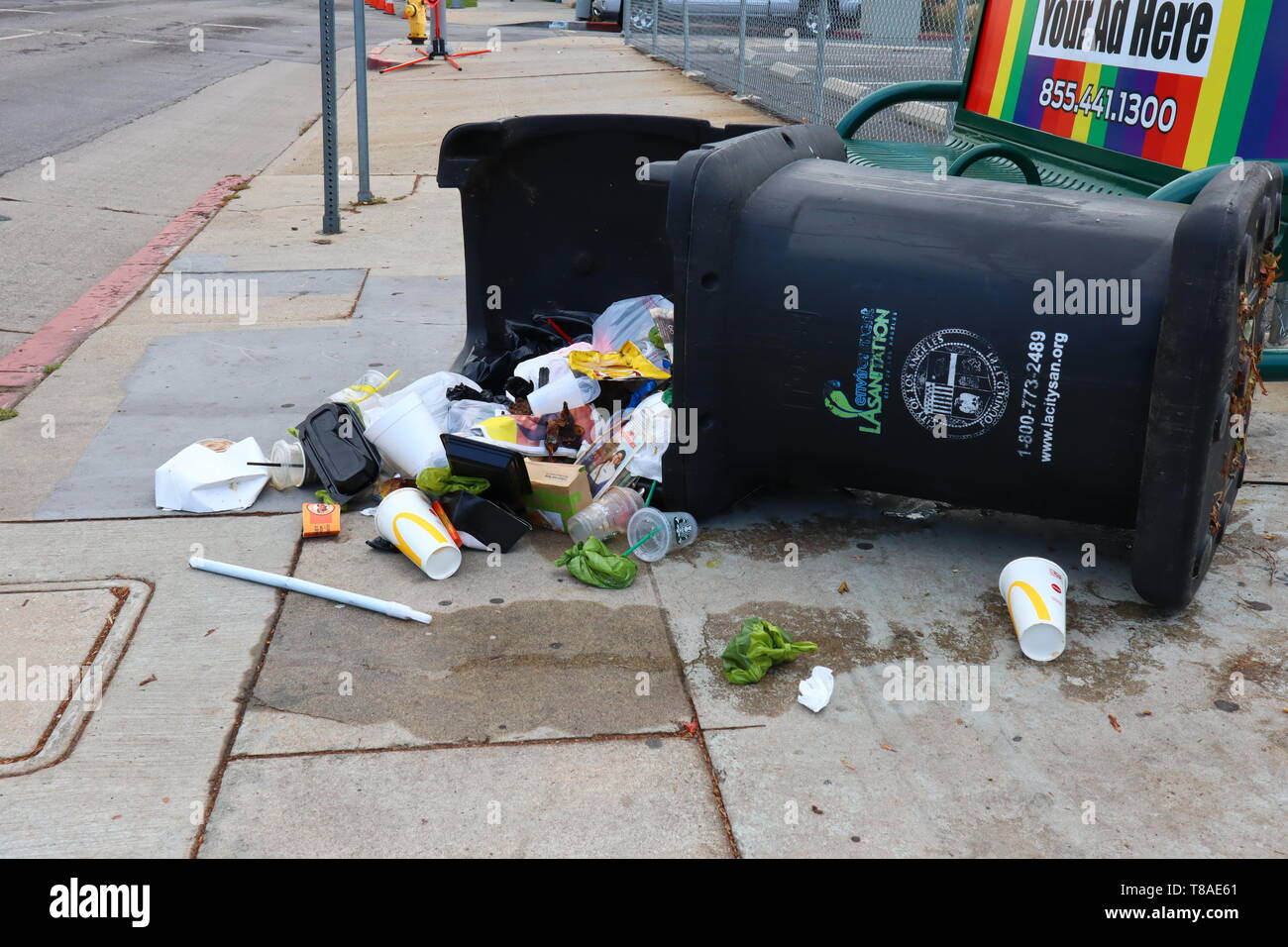 Los Angeles, California: view of garbage on the street Stock Photo - Alamy