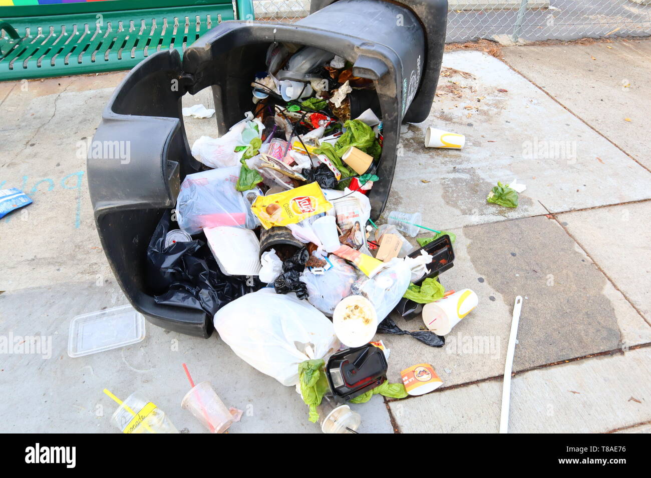 Los Angeles, California: view of garbage on the street Stock Photo - Alamy