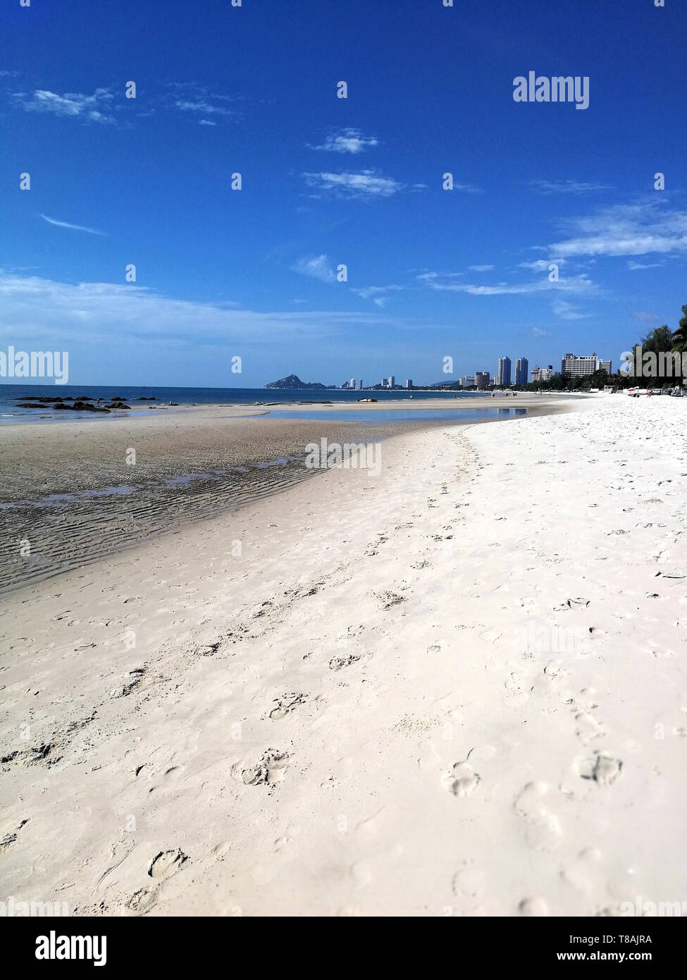 Tropical beach, summer sea sunny sky background Stock Photo - Alamy