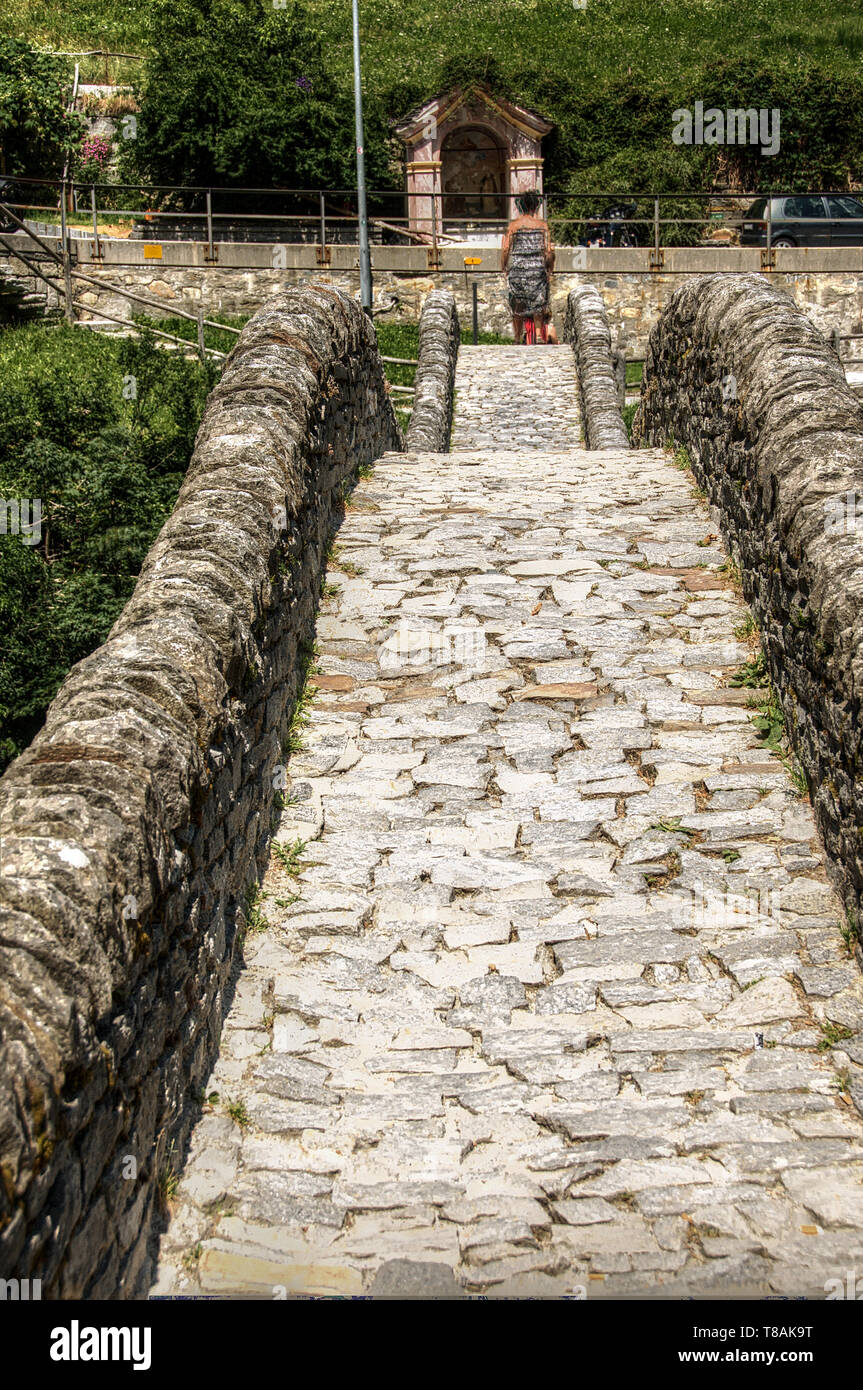 The Ponte dei Salti, famous double-humped mediaeval bridge in ...